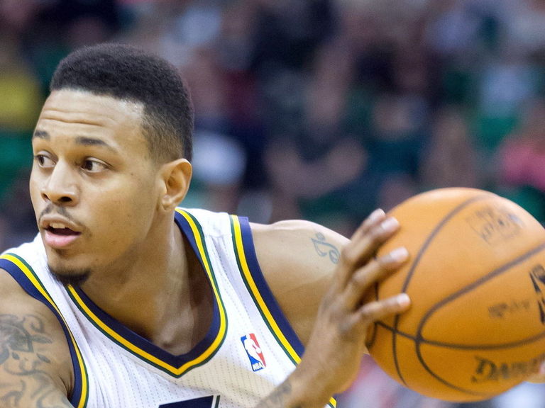 Watch: Warriors fans give Brandon Rush standing ovation | theScore.com