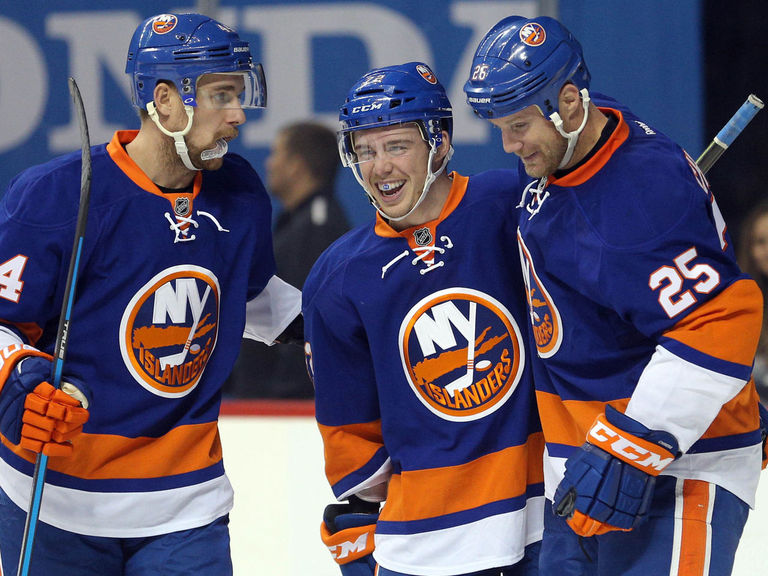 Islanders score twice in 3 seconds, matching NHL record | theScore.com