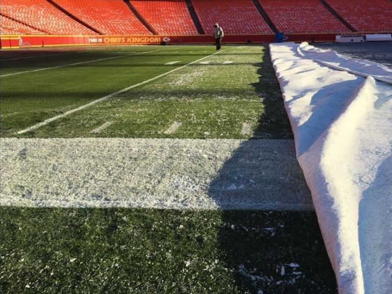 Chiefs' field frozen ahead of crucial division matchup | theScore.com