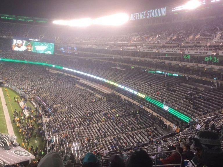 MetLife Stadium empty ahead of Jets-Dolphins matchup | theScore.com