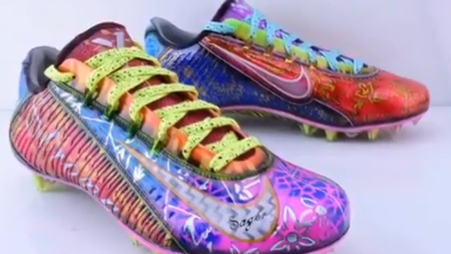 Giants' Beckham wears, auctions off custom cleats honoring