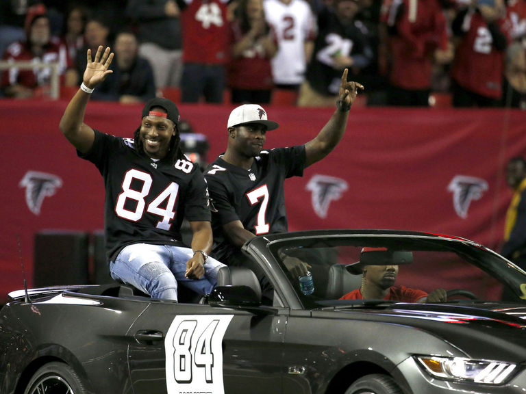 Vick draws cheers from Georgia Dome crowd | theScore.com