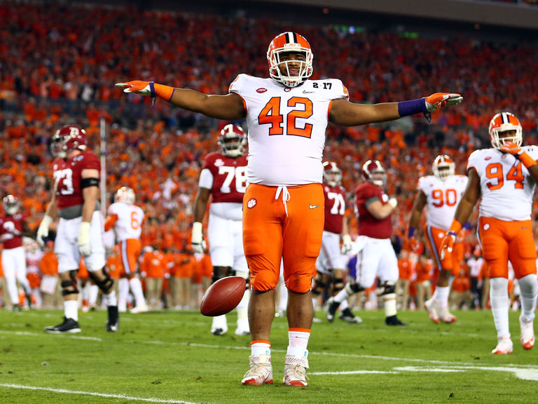 Watch: Christian Wilkins dances, does splits to celebrate Clemson victory | theScore.com
