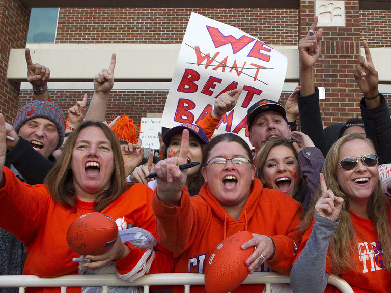 Clemson players return to raucous crowd | theScore.com