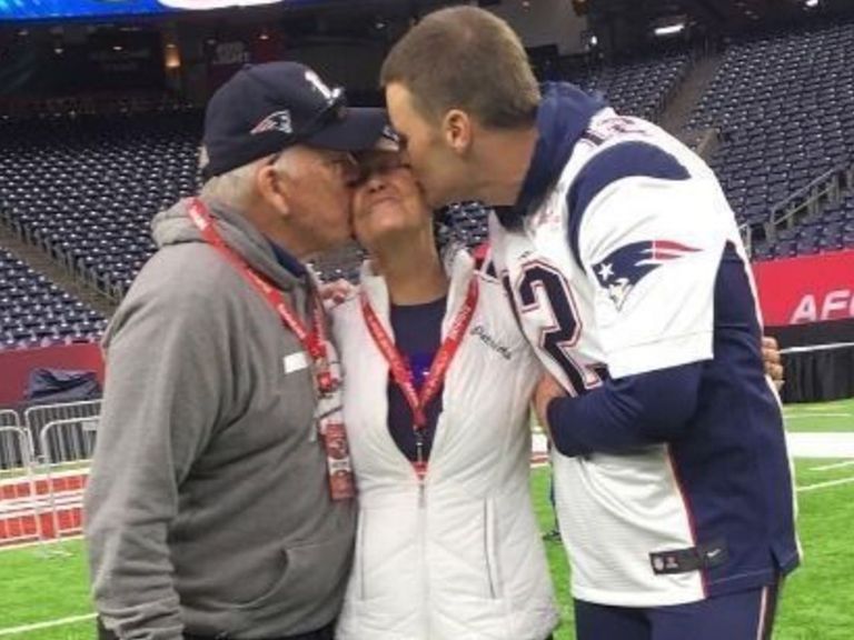 Brady posts picture with parents in Houston for Super Bowl | theScore.com