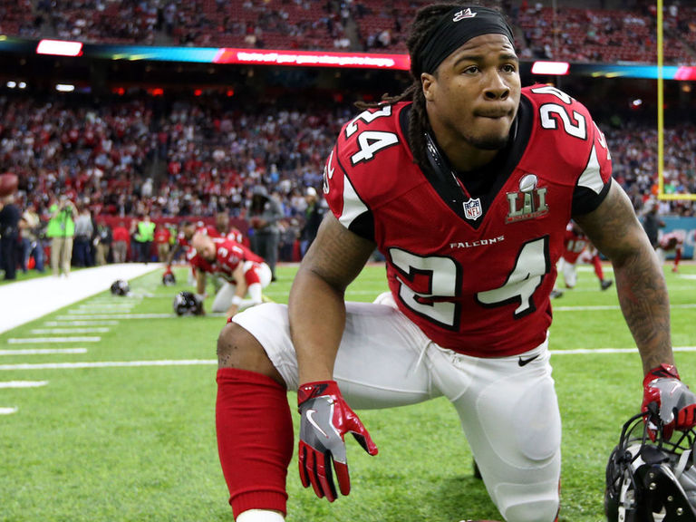 Watch: Fan gets way too friendly with Devonta Freeman at Hawks game ...