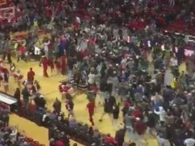 Texas Tech fans storm court after downing Baylor | theScore.com
