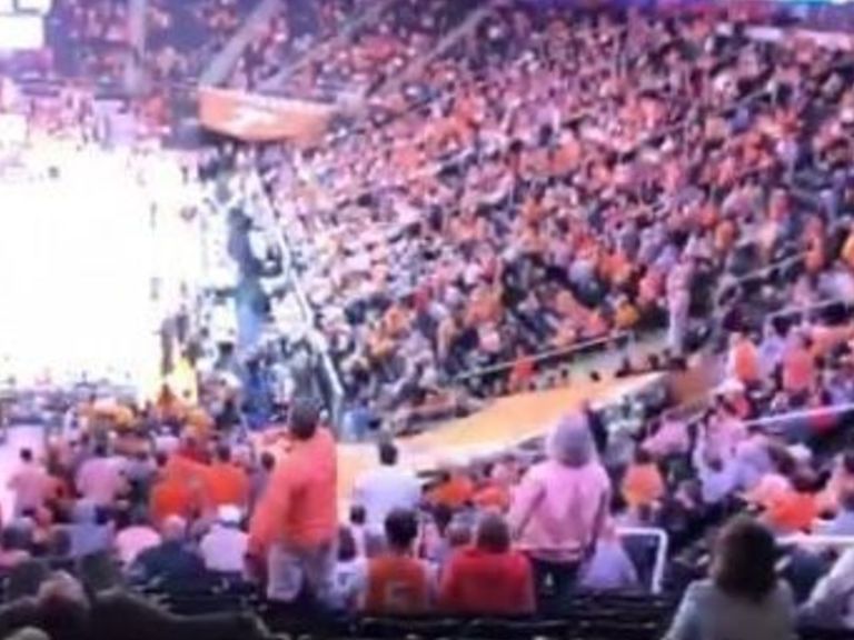 Angry Vols fan throws water bottle at Vanderbilt bench | theScore.com