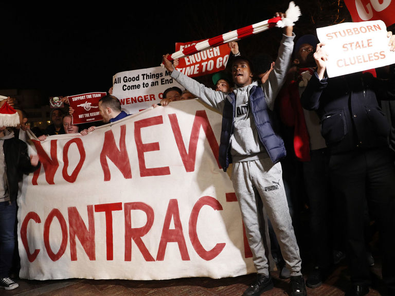 Watch: Angry Arsenal supporters lead 'Wenger Out' chant | theScore.com