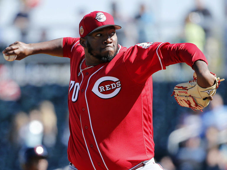 Rays claim Jumbo Diaz from Reds | theScore.com