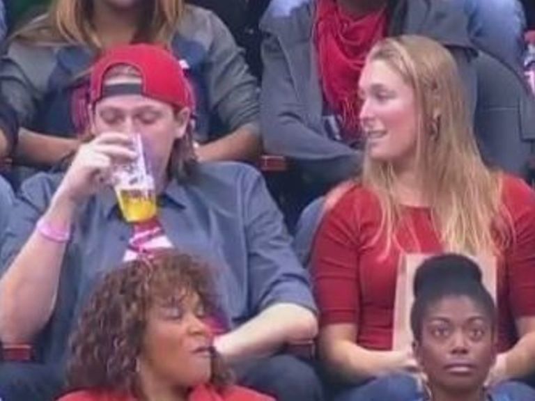 Snubbed Hawks fan kisses stranger on Kiss Cam | theScore.com