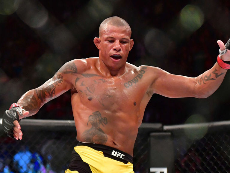 Oliveira and Medeiros announce UFC 218 bout | theScore.com