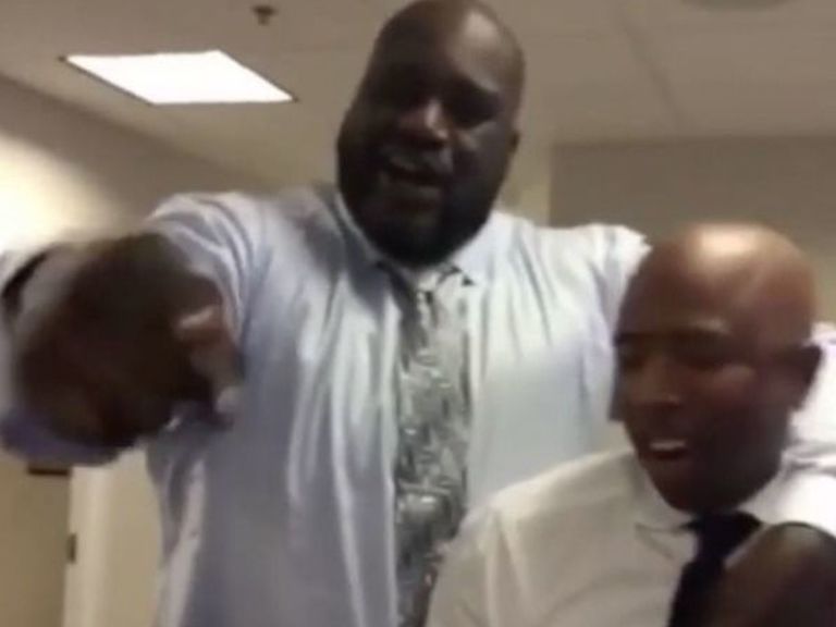 Shaq drops freestyle at TNT office | theScore.com