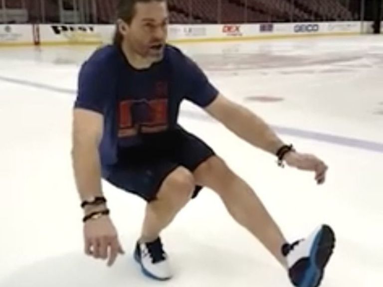 Jagr challenges fans to do 1-legged squats on ice | theScore.com