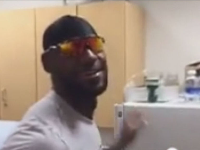 LeBron rocking protective sunglasses after eye injury | theScore.com