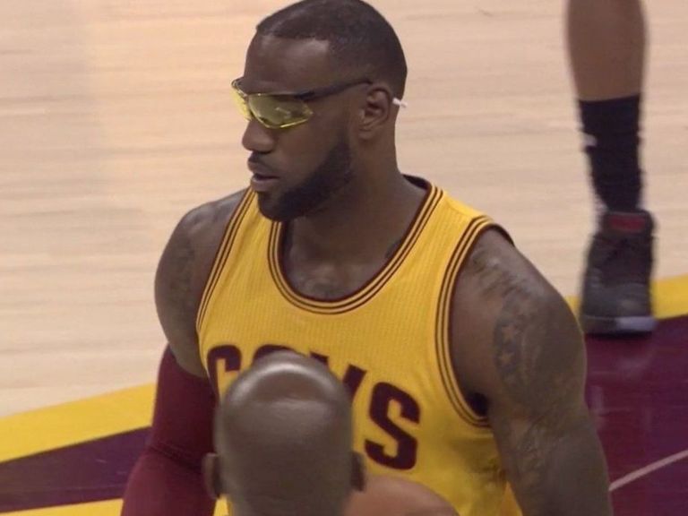 LeBron ditches goggles in less than nine minutes | theScore.com
