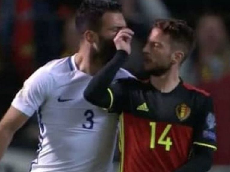 Weird Week in Football: Beak freaks and fowl games | theScore.com