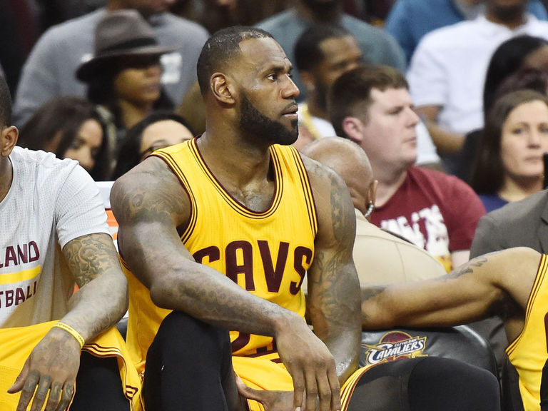 Watch: LeBron presses Lue to call timeout after ugly stretch | theScore.com
