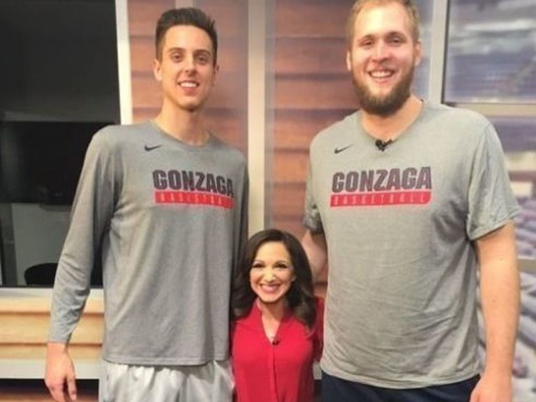 Gonzaga's twin towers dwarf local TV reporter | theScore.com