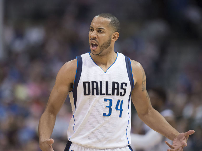 Devin Harris tossed after flipping out on official | theScore.com