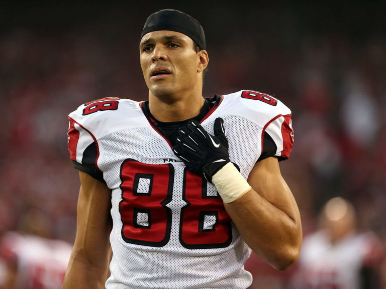 Tony Gonzalez profile offers unflattering look at the tight end | theScore.com