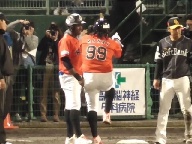Watch: Manny busts a move on 1B after single in Japan debut…