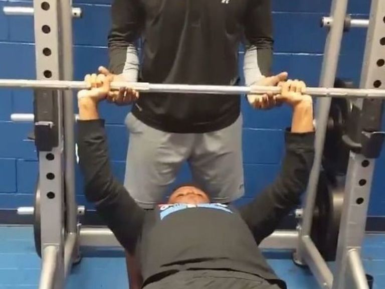 Watch: Bench press bet takes hilarious turn | theScore.com