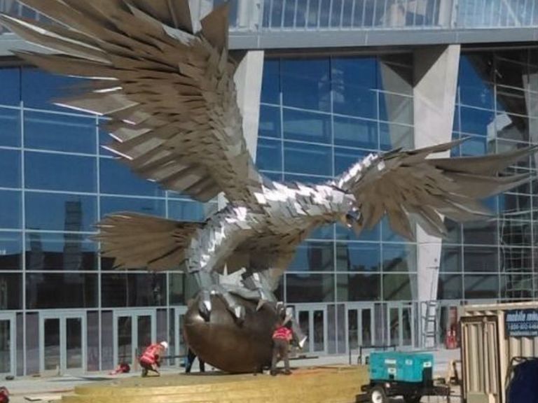Falcons' new stadium features enormous, terrifying bird statue ...