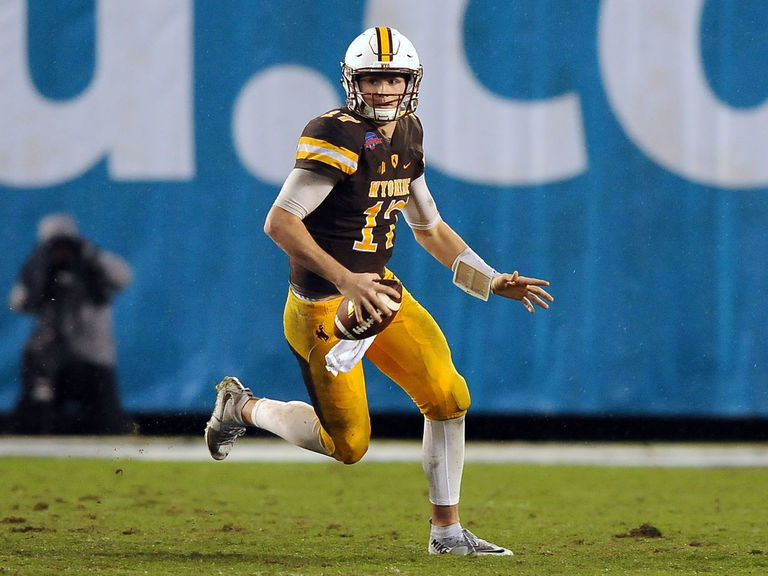 Wyoming's Josh Allen working out with Johnny Manziel | theScore.com