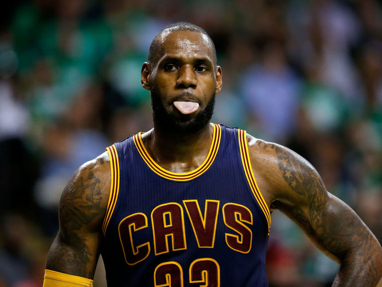 Look: Warriors fan taunts LeBron by saying he wears rompers | theScore.com