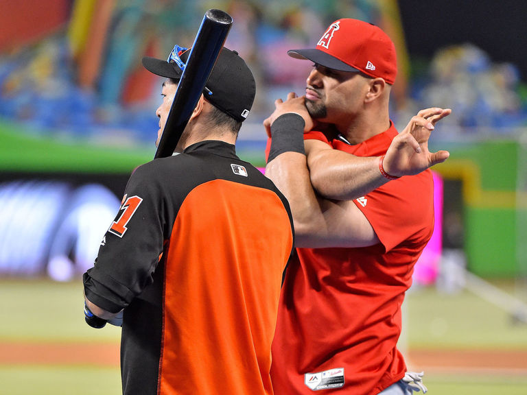 Look: Pujols, Ichiro share GOAT handshake | theScore.com