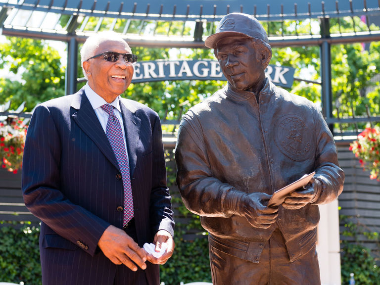 Indians unveil Frank Robinson statue, retire his number | theScore.com