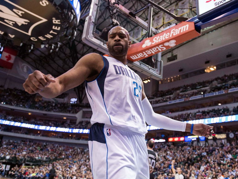 GIF: At 36, Vince Carter can still throw down ridiculous dunks ...
