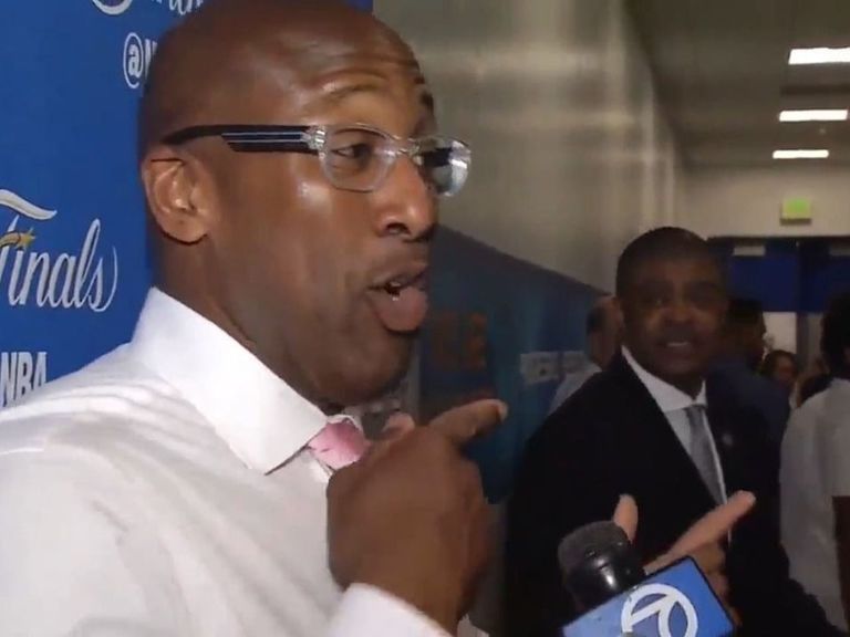 Watch: Referee Tony Brothers not amused by Mike Brown's joke | theScore.com