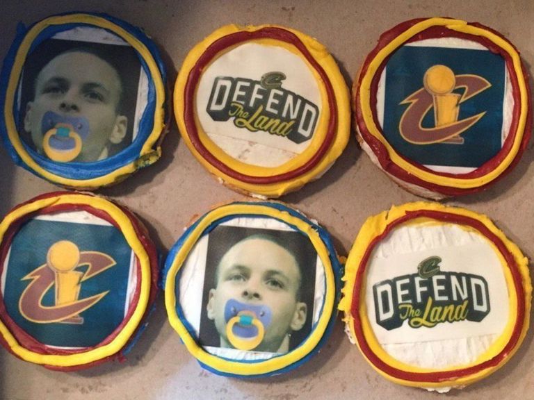 Look: Ohio bakery makes baby Steph Curry cookies | theScore.com
