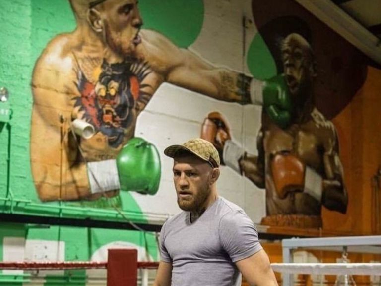 McGregor unveils mural depicting KO of Mayweather | theScore.com