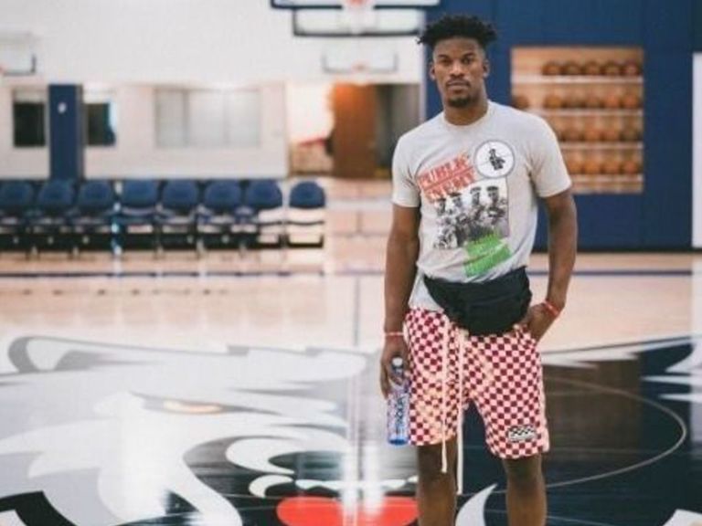 Jimmy Butler poses at 'new home' in Timberwolves' gym | theScore.com