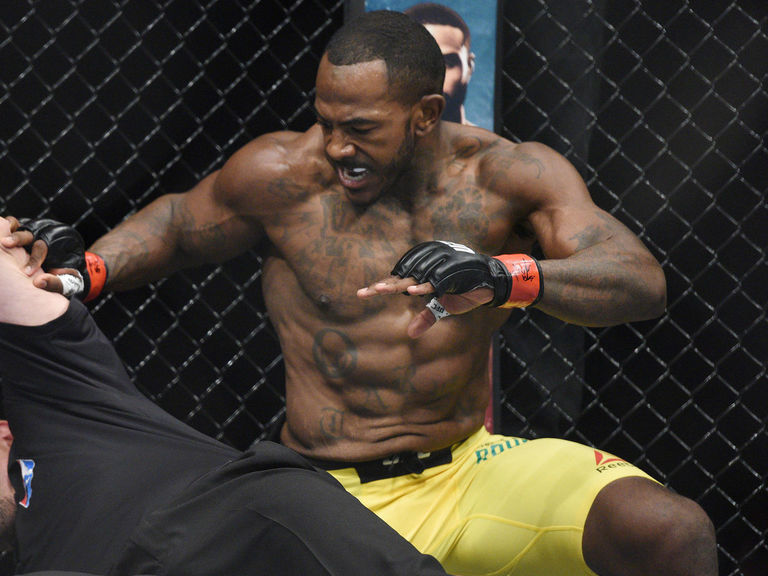 Watch: Rountree hammers Craig into unconsciousness | theScore.com