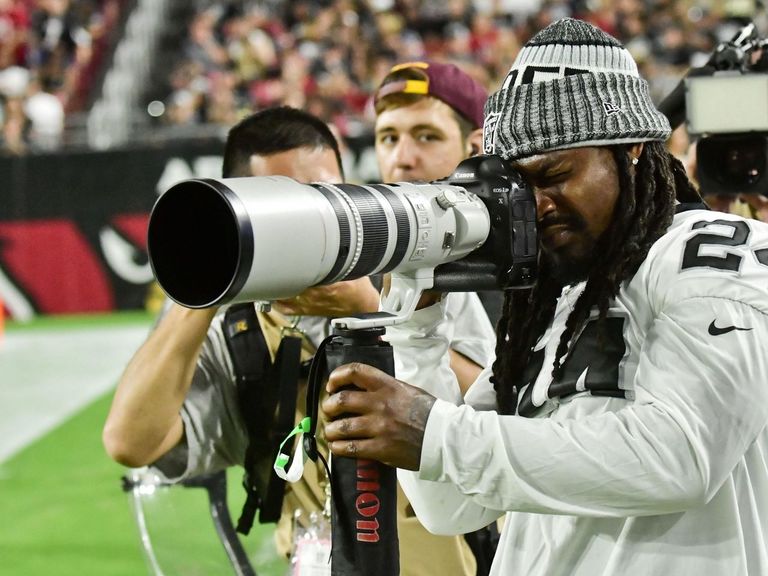 Look: Raiders' Lynch plays sideline photographer | theScore.com