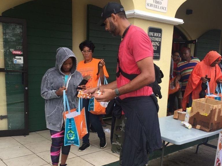 Tim Duncan helps deliver 20K pounds of food to U.S. Virgin Islands ...