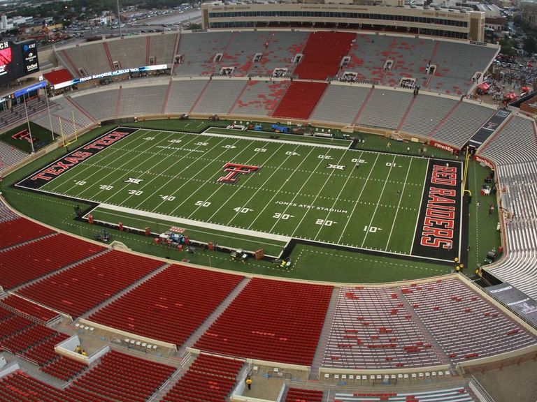 Watch: Fox runs on field during Texas Tech game, again | theScore.com