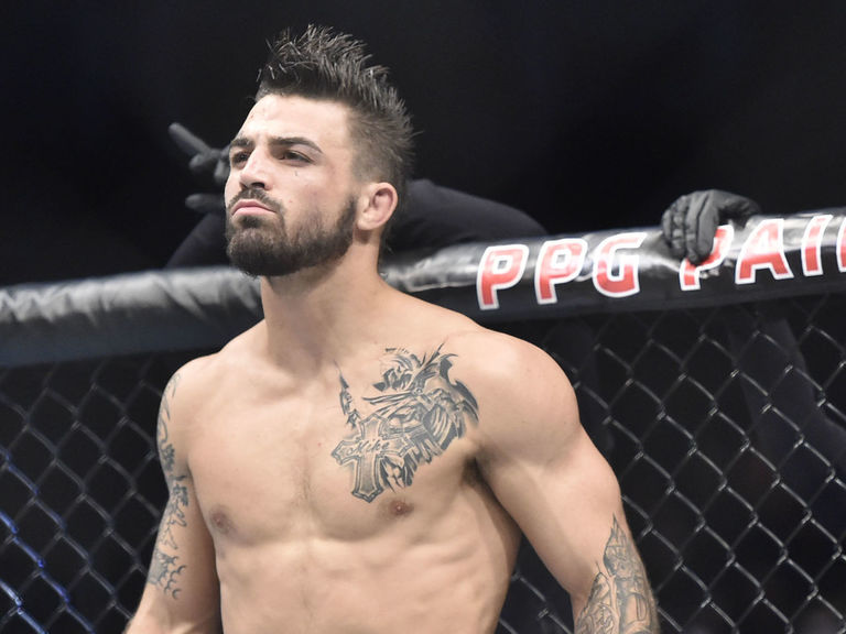 Perry, Hall lead UFC Pittsburgh bonus winners | theScore.com