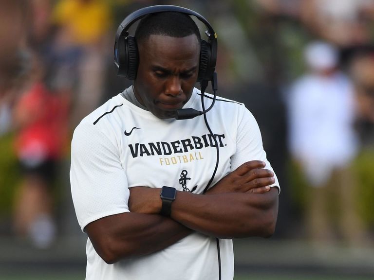 Watch: Vanderbilt's brutal shanked punt goes mere 15 yards | theScore.com