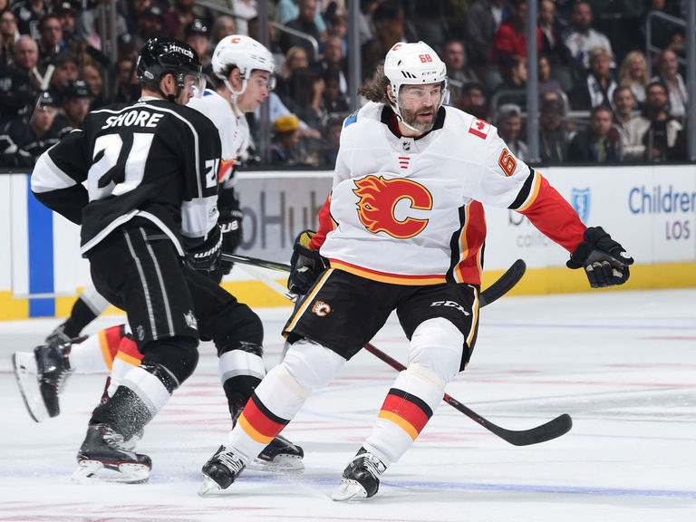 Watch: Jagr takes the ice with Flames | theScore.com