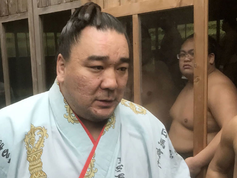 Sumo champion fractures fellow wrestler's skull with beer bottle ...