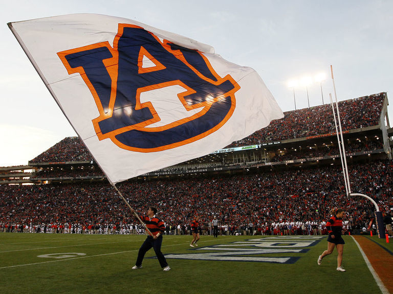 Best fan signs from College GameDay at Auburn | theScore.com