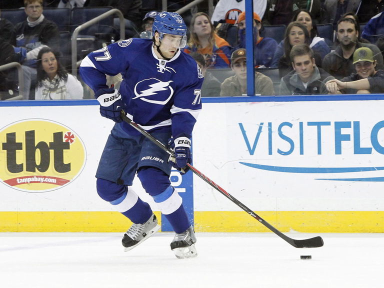 Lightning's Victor Hedman leaves game vs. Flyers | theScore.com