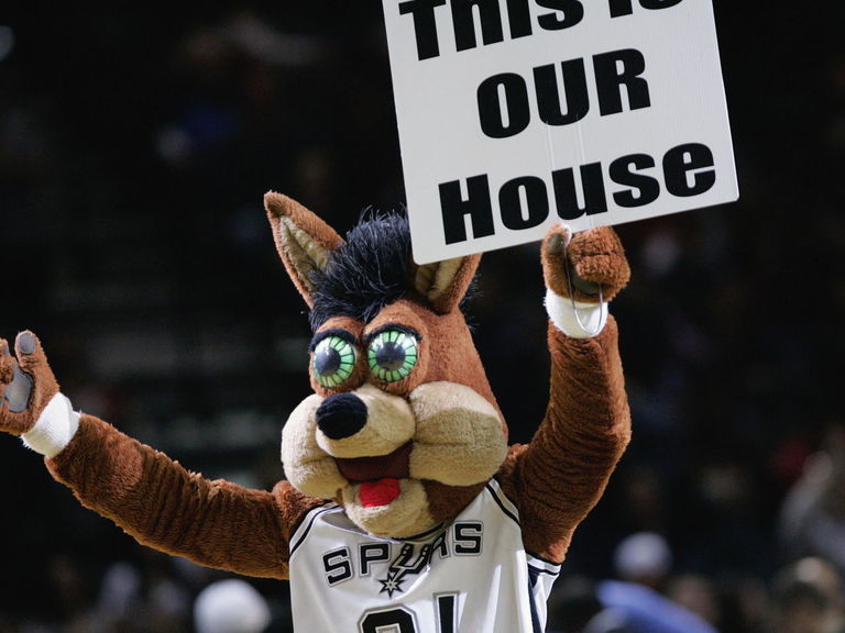 VIDEO: Spurs' Coyote hits unbelievable shot | theScore.com