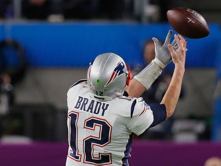 Twitter goes off on Brady for dropped wide-open pass | theScore.com