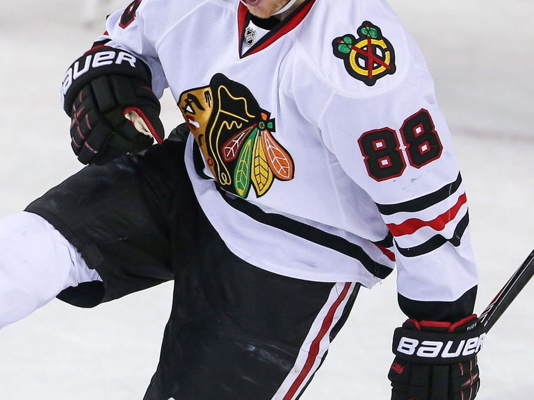 VIDEO: Patrick Kane surprises Chicago youth hockey team with locker ...
